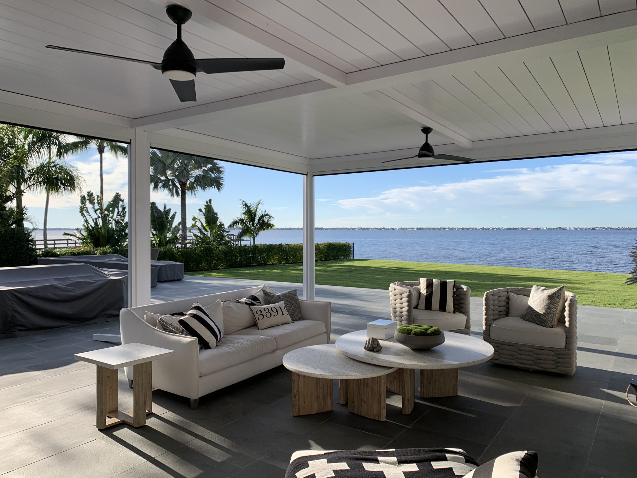 AZENCO Pergola, Motorized louvered roof | free standing or wall-mounted